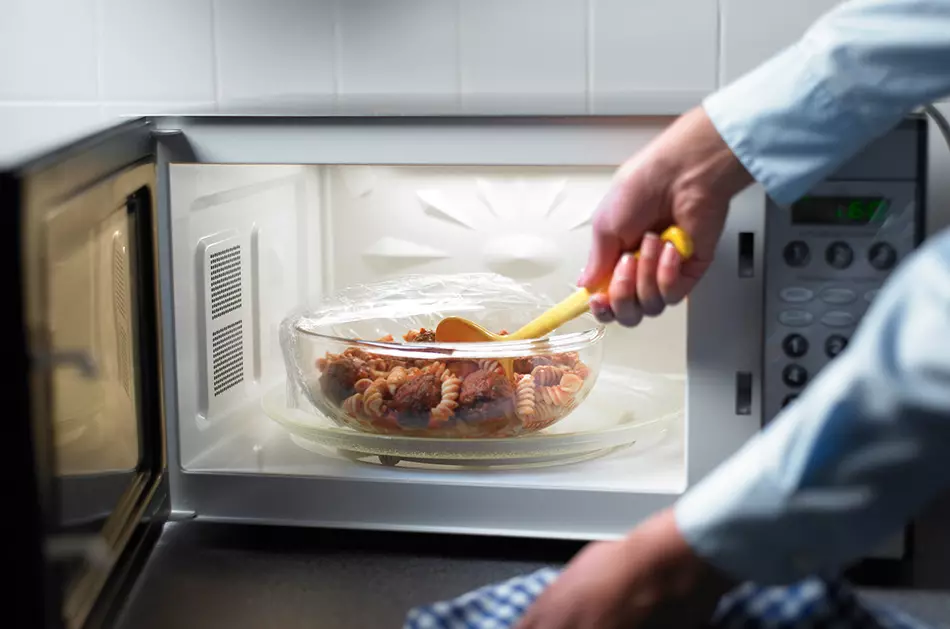 Microwave Sometimes a light snack is enough for scientific discovery. American engineer Percy Spencer, who worked for Raytheon, once, passing by a magnetron (a vacuum tube that emitted microwaves), noticed that the chocolate in his pocket had melted. In 1945, after a series of experiments (including an exploding egg), Spencer invented the first microwave oven. The first microwaves, like the first computers, looked bulky and unrealistic, but in 1967 compact microwaves began to appear in American homes.