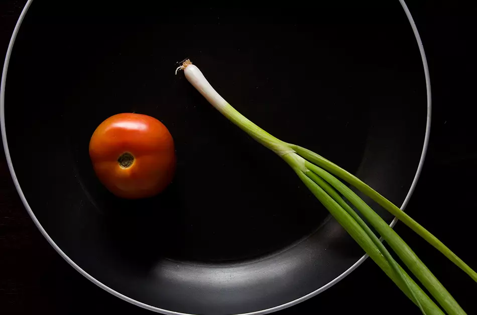 Teflon Em 1938, o cientista Roy Plunkett trabalhou para tornar os refrigeradores mais adequados para o lar e substituir o refrigerante então existente, que consistia principalmente de amônia, dióxido de enxofre e propano. Depois de abrir um recipiente com uma das amostras em que estava trabalhando, Plunkett descobriu que o gás dentro dele havia evaporado, deixando para trás uma estranha semelhança escorregadia com resina resistente a altas temperaturas. Na década de 1940, esse material foi usado em um projeto de armas nucleares e, uma década depois, na indústria automotiva. Foi apenas na década de 60 que o Teflon começou a ser usado da maneira que estávamos acostumados - para panelas antiaderentes.