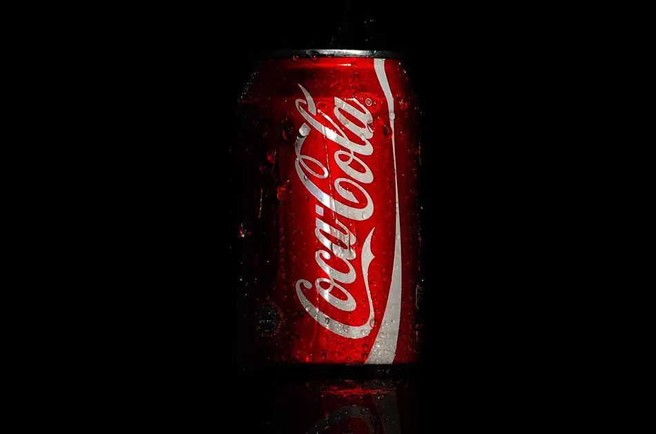 Coca-Cola De uitvinder van Coca-Cola was geen zakenman, snoephandelaar of iemand anders die ervan droomde rijk te worden. John Pemberton wilde gewoon een normale remedie voor hoofdpijn uitvinden. Als apotheker van beroep gebruikte hij twee ingrediënten: cocabladeren en kolanoten. Toen zijn laboratoriumassistent ze per ongeluk met sodawater vermengde, zag de wereld de eerste Coca-Cola. Helaas stierf Pemberton voordat zijn drankje een van de meest populaire drankjes op aarde werd.