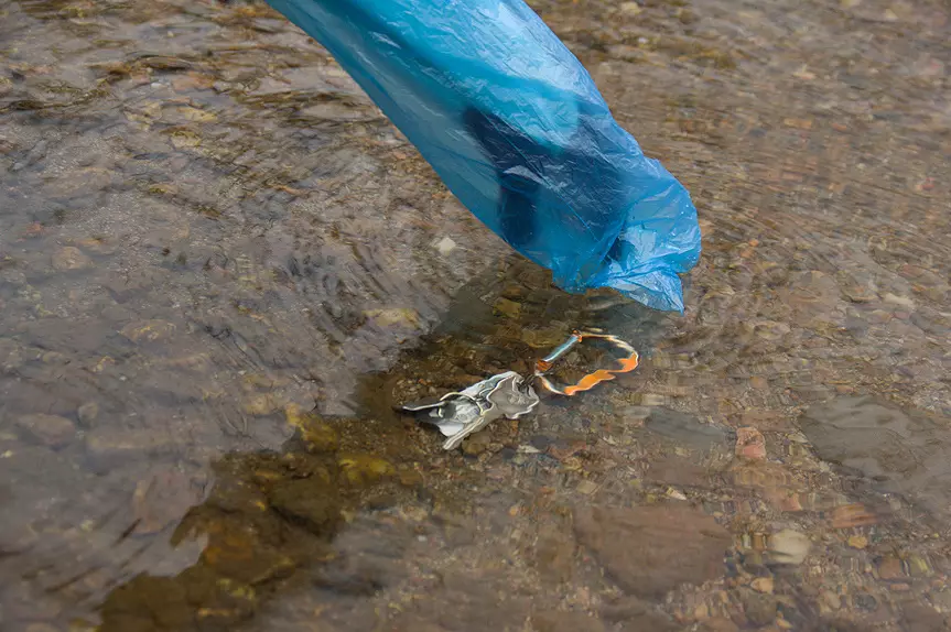 Sarung Tangan Adakah anda perlu mengeluarkan sesuatu dari air sejuk? Dengan menggunakan beg seperti sarung tangan, anda dapat memastikan tangan anda tetap hangat dan menjaga agar sarung tangan tetap kering. Teknik yang sama berfungsi apabila sarung tangan sentiasa bersentuhan dengan salji.