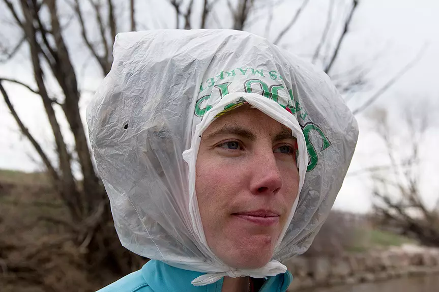 Head warmer A similar design can sometimes be seen on homeless people. It looks, of course, a little strange, but you are warm, and water does not get inside. Stuff the bag with fallen leaves or other dry, airy material and tie it around your head.