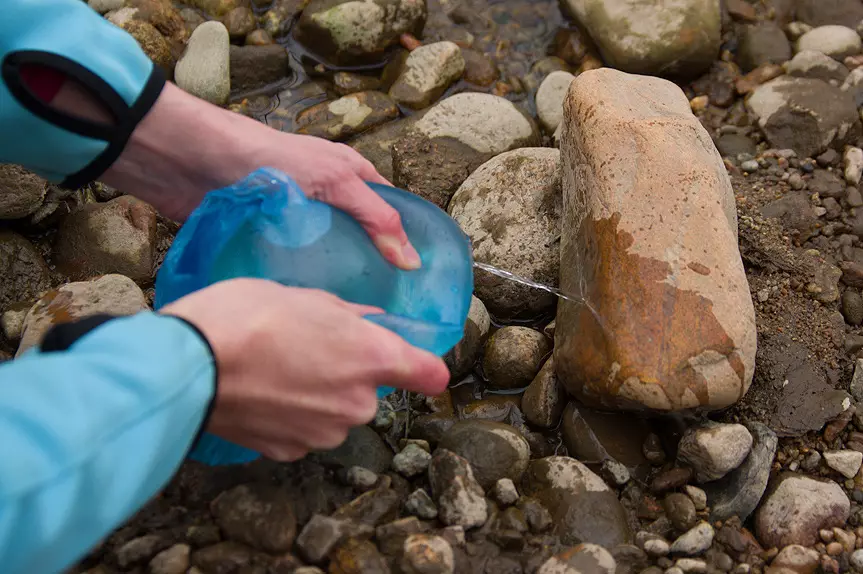 Wound Washer Pour a few cups of purified water into a bag, then roll it up so that all the water collects in one corner. Poke a small hole and you can rinse the wound with a thin stream of water.