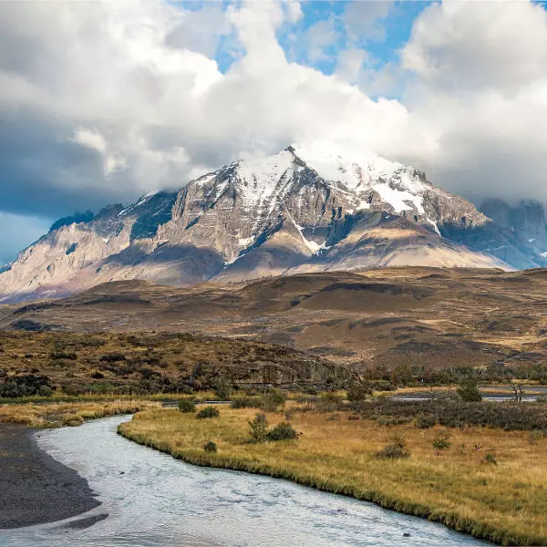 O Patagonia o le nofoaga o le tele o auala savali sopo e pei o Torres del Paine, taʻutaʻua ona o lo latou gaoia ma vaaiga ofoofogia. E mafai ona e sao atu i atumauga o Chile mo selau o kilomita a o e aʻea le Carretera Astral Road i le tumutumu o Cerro Castillo.