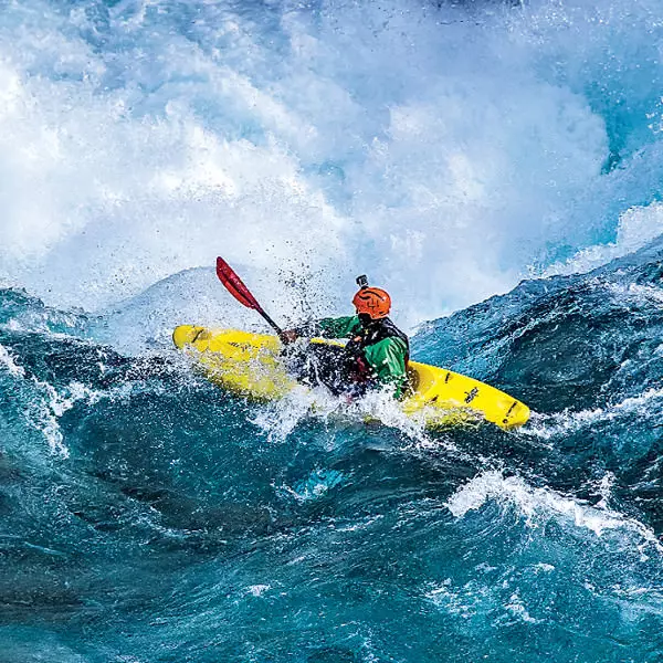 Vlen të përmendet se lumenjtë e Patagonia nuk u testuan nga kayakers deri në mesin e viteve '80. Rajoni ishte i paarritshëm, dhe pak në veri - në pjesën qendrore të Kilit - kishte lumenj mjaft të fuqishëm. Kur përrenjtë e stuhishëm lokalë u zbuluan megjithatë, dukej si parajsë - uji ishte aq blu sa i ngjante burimeve me ngjyrë kimike në disa Las Vegas.