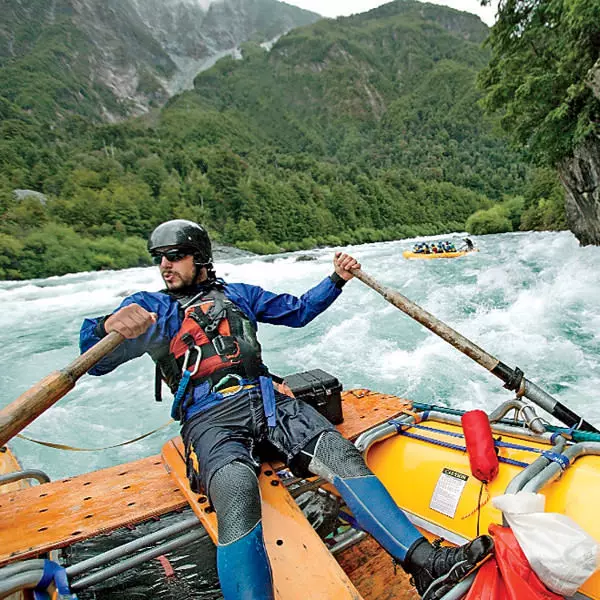 Eines der wichtigsten Juwelen dieser Gegend - der Futalefu-Fluss - nimmt ein kleines Stück Argentinien ein, bevor er wieder in die chilenischen Anden einmündet und am gleichnamigen Dorf vorbeifließt. Etwas flussabwärts von diesem Dorf beginnt eine Schlucht mit den vielleicht extremsten 40 km Wasser auf dem Kontinent.