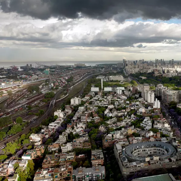 Ar ndóigh, a luaithe a aimsíonn tú Patagonia na hAirgintíne, ní féidir leat breathnú isteach ar Buenos Aires. Chun an t-eispéireas is fearr a fháil de spiorad phríomhchathair na hAirgintíne, ba cheart duit fanacht i gceantar San Telmo, atá an-noisiúil agus fuadar, ach gan dul thar fóir le turasóirí, murab ionann agus na ceantair is príomhshrutha.