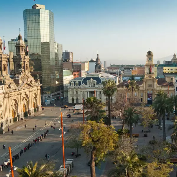 Imaatinka Santiago, caasimadda Chile, haddii aad rabto inaad naftaada ku quusiso nolosha magaalada, waxaad joogi kartaa aagga Barrio Lastarria, oo aan lahayn kaliya baararka iyo makhaayadaha, laakiin xitaa xarun farshaxan casri ah.