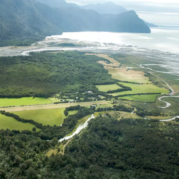 I dtuaisceart na Patagonia, tá Páirc Dúlra iontach Pumalin, áit ar féidir leat turas cadhc a thógáil, fjords, easanna agus cúlbhá pictiúrtha a fheiceáil. Arís, le treoir áitiúil nó gan é.