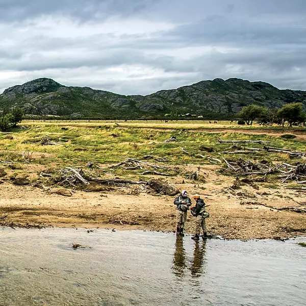 Wenn Sie von Chile nach Argentinien ziehen, werden Sie sicherlich feststellen, dass es immer mehr gibt - Berge, Flüsse, Steaks und sogar Fisch. Diejenigen, die hierher zum Angeln kommen, weigern sich manchmal, etwas weniger als einen halben Meter als Fisch anzuerkennen. Die Stadt Trevelines nahe der chilenischen Grenze ist ideal für alle, die gerne in Ruhe mit einer Angel am Ufer des Sees sitzen.