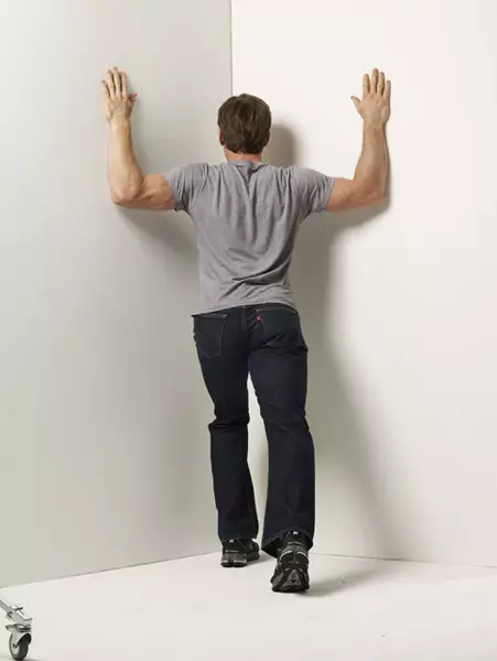 Étirement dans la porte Le coin à la jonction de deux murs convient également. Placez vos mains sur le linteau (ou le mur) juste au-dessus de votre tête. Penchez-vous en avant pour sentir la tension dans les muscles de vos épaules. Dans cette position statique, vous devez tenir environ une demi-minute, puis revenir en arrière et répéter. Faites trois à quatre séries de 12 à 15 répétitions au total.