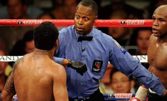 Referee knockouts: when the referees couldn't hold back their emotions 1381_1