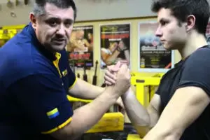 D'inis gúrú armwrestling conas comhraic níos láidre a ruaigeadh