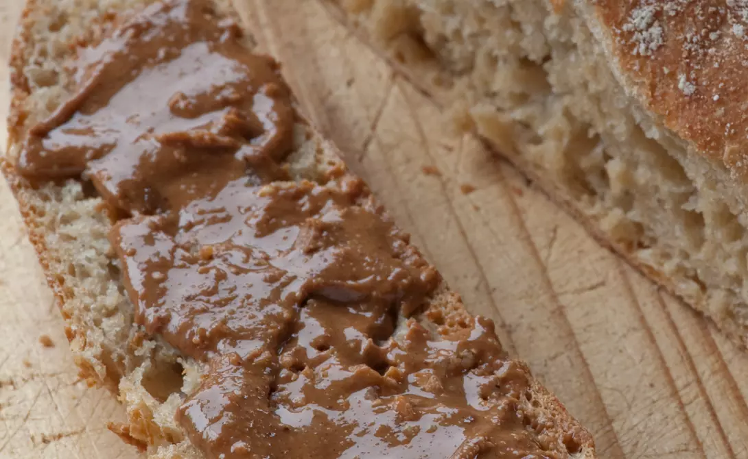 Pindakaas op folkorrige toast Folslein nôtbôle biedt in trage frijlitting fan enerzjy. De langere aksje sil jo ljocht fiele litte tidens jo training. Foegje in eetlepel pindakaas ta en jo hawwe in geweldige doping foar it bouwen fan spierweefsel en foldwaan oan 'e behoeften fan it senuwstelsel. In knipe kaniel sil helpe bloedsûkernivo's te stabilisearjen en sels de kognitive funksje yn 't harsens ferbetterje.