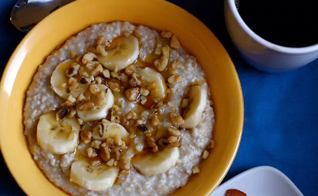 Oatmeal Pakan ini perlahan akan menjenuhkan darah dengan karbohidrat. Oatmeal akan membantu menjaga energi pada tingkat yang tepat di seluruh kelas. Selain itu, oat mengandung vitamin B, yang memungkinkan karbohidrat diubah menjadi energi dengan lebih efisien. Siapkan secangkir bubur untuk diri sendiri 30 menit sebelum kelas - Anda dapat menambahkan beberapa buah kering dan madu ke dalamnya.