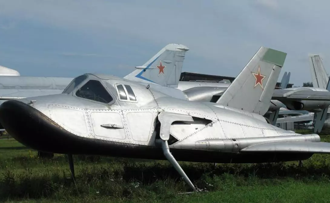 Aeroplani Hapësinor Sovjetik Gjatë viteve 1960, dy superfuqitë punuan në anije kozmike shumë të ndryshme dhe premtuese të krijuara për të zgjidhur të njëjtin problem - dominimin e hapësirës. Ideja e MiG-105, e zhvilluar në mesin e viteve 1960, ishte përpjekja e parë e BRSS për të ndërtuar një aeroplan të vërtetë hapësinor. Anija e vogël duhej të hynte në orbitë duke përdorur një raketë konvencionale, dhe më pas të kthehej në mënyrë të pavarur në Tokë. Testet e suksesshme në stratosferë kanë treguar se avioni hapësinor është mjaft i gatshëm për një shëtitje në hapësirë. Fatkeqësisht, ky projekt, si shumë të tjerë, është zhytur në harresë në fund të konfrontimit midis Perëndimit dhe Lindjes.