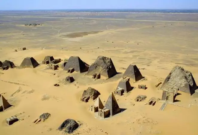 Meroitský jazyk Na území moderného Egypta kedysi stálo staroveké mesto Meroe, ktorého kultúra bola úzko spätá so starovekým Egyptom. Ale z nejakého dôvodu mali svoj vlastný jazyk, ale taký neobvyklý, že vedci stále nevedia nájsť spojenie s iným jazykom na svete. Dnes je známy význam niečo viac ako stovky slov z Meroite, ale na čítanie textov je to veľmi málo.