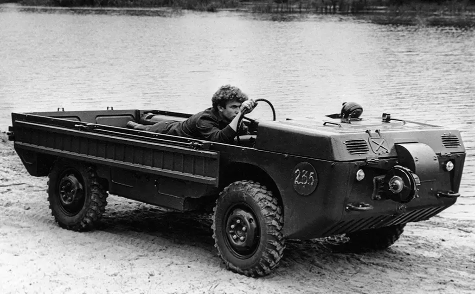 LuAZ-967 Questo carrello motorizzato a trazione integrale è stato creato per ordine delle forze aeree per evacuare i feriti dal campo di battaglia ed è diventato il prototipo del leggendario veicolo fuoristrada sovietico LuAZ-969 Volyn. Le dimensioni della LuAZ, così come la capacità di carico, erano estremamente ridotte. Il volume del motore non superava un litro ed era guidato da ruote. Con un bisogno speciale, l'anfibio potrebbe essere controllato in uno stato semi-sdraiato.