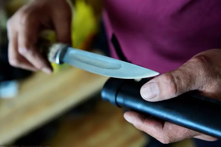 Coltello Yakut Senza il tradizionale coltello Yakut - bykhakh, il cui design non è cambiato per molti secoli, non può fare una singola sfera di attività economica del popolo Sakha. La sua forma è ideale per lavori lunghi e scrupolosi, consentendo di eseguirli con il minimo consumo di energia. Il profilo della lama è asimmetrico. Il lato sinistro leggermente convesso (se tieni il manico verso di te) della lama è affilato, a differenza di altri coltelli dal profilo asimmetrico, in cui, di norma, l'affilatura viene eseguita sul lato destro. C'è una spiegazione logica per questo: il rigonfiamento sulla lama facilita la lavorazione del legno, semplifica il taglio di carne e pesce (anche congelato) e la scuoiatura degli animali.