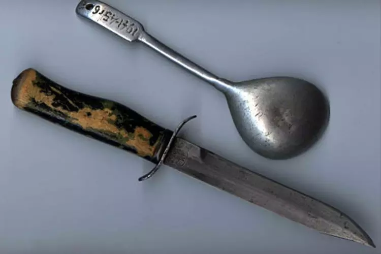 Coltello da ricognizione Sebbene durante la seconda guerra mondiale, le armi da taglio siano finalmente sbiadite in secondo piano, ciò non ha negato il fatto che un soldato abbia bisogno di avere un semplice coltello nel suo arsenale. Ma suona stranamente, prima delle azioni militari intraprese dall'Unione Sovietica contro la Finlandia, l'Armata Rossa non aveva alcuna lama speciale. E solo dopo la fine della compagnia finlandese, ebbe luogo un evento significativo per i soldati sovietici: l'apparizione di un coltello da esploratore del modello del 1940.