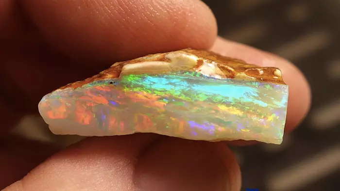 Die plek staan ​​bekend as die World Opal Capital. Hierdie klein dorpie in die sentrale deel van die Australiese deelstaat Suid -Australië bevat ongeveer 30% van die wêreld se reserwes. Die eerste edele opaal is in 1915 in Coober Pedy gevind, en soos gewoonlik die geval is, het 'n stad rondom die deposito begin groei.