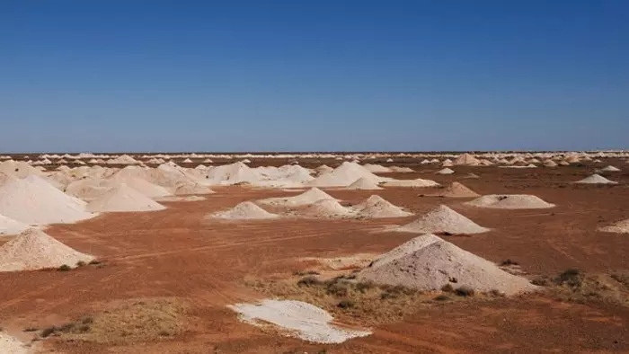 Die Coober Pedy -gebied is nie net een van die mees verlate nie, maar ook een van die droogste plekke in Australië. Daar is feitlik geen plantegroei nie, jaarliks ​​val nie meer as 150 mm neerslag nie, en in die somerseisoen styg die termometer dikwels bo 40 ° C. Terselfdertyd is die veranderinge in dag- en nagtemperature baie sterk, en snags kan die temperatuur tot 20 ° C daal.