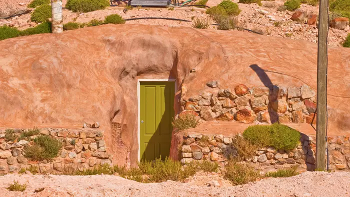 Des habitations ont été abattues à l'intérieur de la montagne. Les appartements souterrains ne sont pas très différents des maisons standard hors sol et disposent d'un salon, d'une cuisine, d'une chambre et d'une salle de bain. Le régime de température dans la maison souterraine est naturellement maintenu autour de 22°C toute l'année.