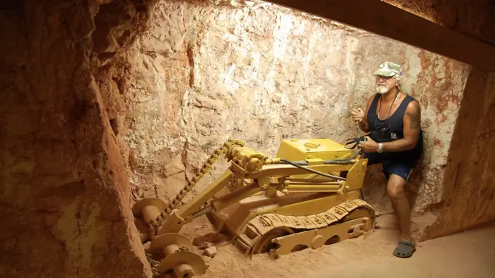 De nombreuses maisons souterraines sont reliées à des mines, vous pouvez donc aller travailler sans quitter la surface.