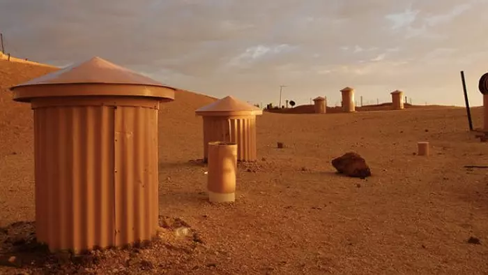 Il n'y a pas d'eau à Coober Pedy. De nombreuses tentatives de forage vers l'aquifère n'ont pas été couronnées de succès. Initialement, l'eau était livrée à la ville par des animaux, principalement des chameaux. Plus tard, une alimentation en eau a été posée. Mais pour la population locale, l'eau reste une ressource très chère. Le coût de l'eau à Coober Pedy est d'environ 5 $ par 1000 litres.