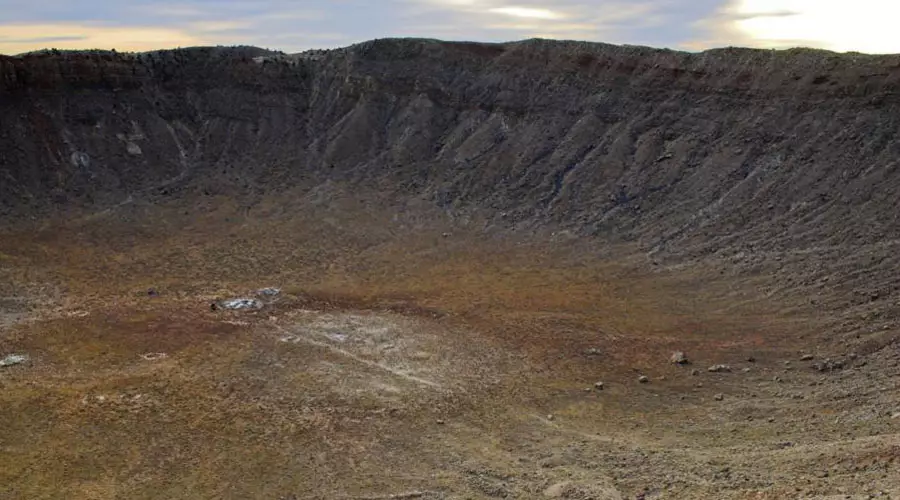 Popigay Crater dị kilomita 100 n'obosara na mita 200 dị omimi: nnukwu oghere meteorite dị na Russia dị na mmiri Popigay River. Emebere ya ihe dị ka nde afọ 35.7 gara aga, n'oge nnukwu ogbunigwe asteroid, na -esote Oligocene jụrụ oyi. Na 2012, gọọmentị kwupụtara ozi na ntinye ego kacha emetụta diamond n'ụwa dị ebe a.