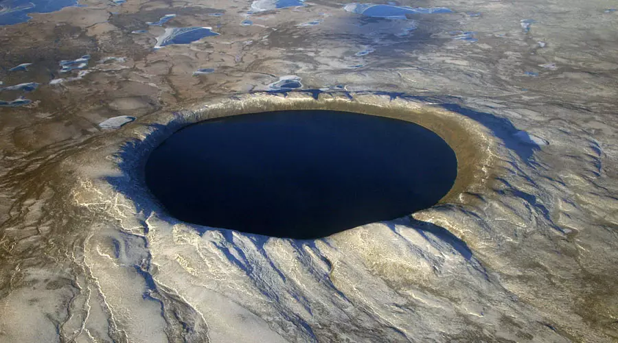 Kara crater Kwenye mwambao wa Bahari ya Kara kuna kreta nyingine kubwa yenye kipenyo cha kilomita 65. Walakini, takwimu hizi bado si sahihi: kuna nadharia kwamba maji ya Bahari ya Kara huficha vipimo vya kweli vya crater - labda sio chini ya kilomita 120 kwa kipenyo.