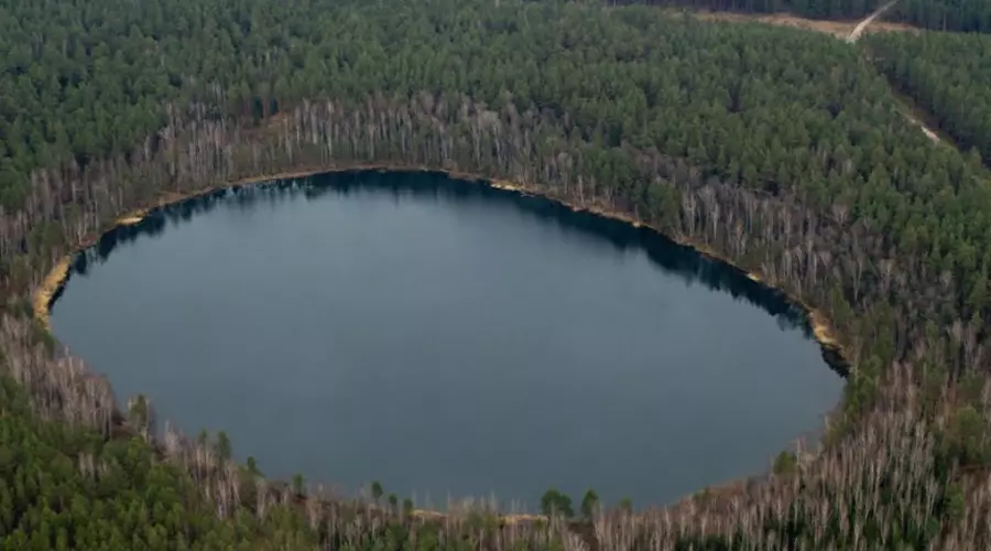 Istoryen Lake Sakre sijere ke kratè la parèt deja nan tan istorik, alantou AD syèk la 10th. Pwofondè nan lak la rive nan 27 mèt epi pa gen okenn limon oswa lòt vejetasyon. Anviwon menm tan an, yon nasyon antye disparèt sou figi latè.