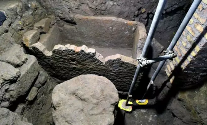 Ang sarcophagus ng nagtatag ng Roma ay naging walang laman: natuklasan ng mga arkeologo ang isang sinaunang crypt 1417_3