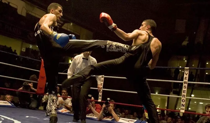 Les principaux auteurs du style de Street Fight ont fait du sport deux passionnés français, Michel Cassot et Charles LeCourt. Kasso a ouvert la première école de savata en 1825, interdisant, en cours de route, les techniques de taverne préférées telles que se cogner la tête, s'arracher les yeux et étouffer les poignées. Son élève Charles LeCourt a modifié la savat, permettant à ses adeptes de frapper au lieu d'une paume ouverte et a ajouté l'escrime en canne comme discipline obligatoire.