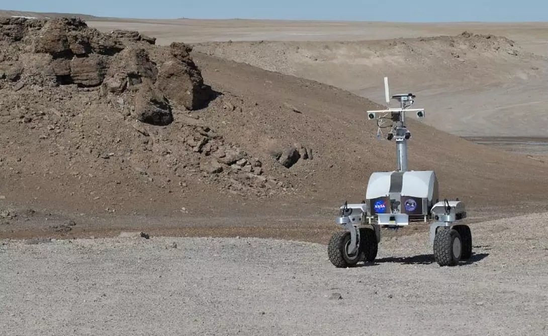 Ang Robot K10 Itim na tuklas sa Houghton Crater.