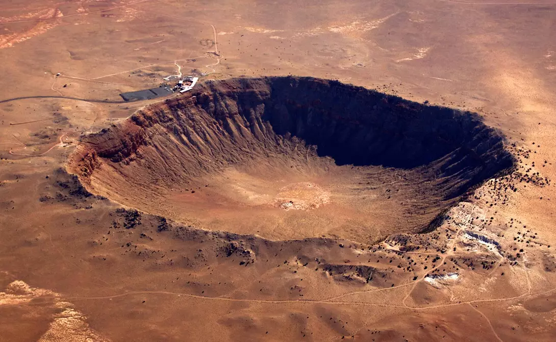 O lenei lua ma le lautele o le 23 kilomita na fausia tusa ma le 39 miliona tausaga talu ai. O le aʻafiaga o se meteorite tele na malosi tele ma faʻatamaʻia ai toetoe o soifuaga uma i luga o le motu. O le maualalo o le vevela e puipuia ai le lua mai eleele tafia: o le teritori o Houghton e tali tutusa lava ma le laufanua o Martian.