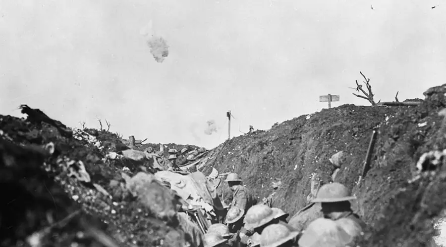 1914 World War I Ang unang taon pagkatapos ng pagsiklab ng Dakong Digmaan (ang Unang Digmaang Pandaigdig ay pinangalanang kalaunan) ay isang kakila-kilabot na pagsubok para sa sangkatauhan. Sa panahong ito lamang, halos 10 milyong katao ang namatay, sa buong digmaan, 65 milyong katao ang nairehistro bilang patay at nawawala.