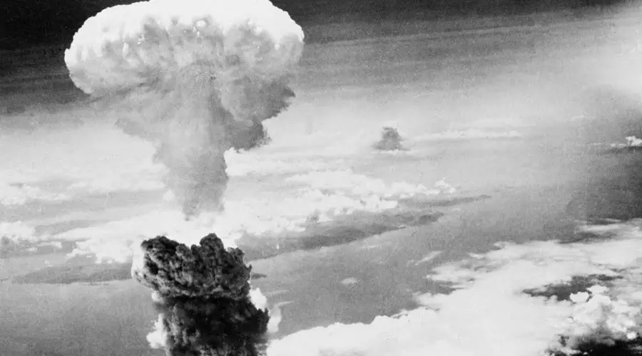 1945 Hiroshima Ny fanapoahana baomba nokleary an'i Hiroshima sy Nagasaki dia nanambara izay miafina ny natiora ao anaty vatan'i Pandora. Olona ana hetsiny maro no maty teo no ho eo ary olona an-tapitrisany maro voan'ny taratra taratra nandritra ny taona maro. Tonga saina tampoka ny zanak'olombelona fa mety handrava tena noho ny karazana fifanolanana amin'ny faritany - ary, farany, natahotra kely izy io.