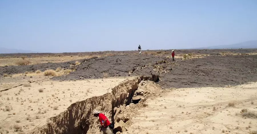 ברייקדאַון געשיכטע מיט דרייסיק מיליאָן יאָר צוריק, אפריקע איז געווען איין גרויס טעקטאַניק טעלער. דערנאָך אַ דזשייגאַנטיק טייַך פון מאָולטאַן מאַגמאַ רויז אונטער די ערד 'ס סקאָרינקע און אנגעהויבן צו דייסעקט די אפריקאנער קאָנטינענטאַל טעלער. דעם טייַך אפגעשיידט די אַראַביש פּענינסולאַ פון אפריקע און באשאפן דעם סוף ים.