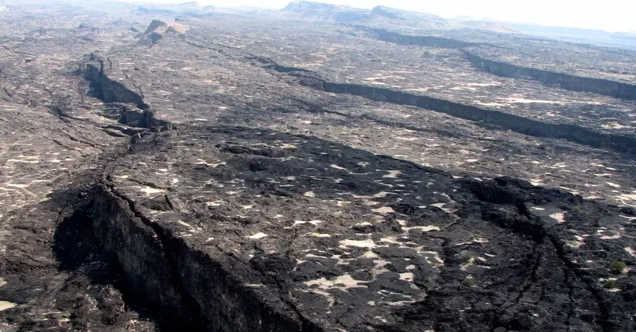 Malproksima ekdrajvejo La malproksima baseno estas tektonika ekdrajvejo. Ĉi tiu estas la kruciĝo de la Ruĝa Mara Rifto, la Orienta Afrika Rifto kaj la Adena Kresto. La krucanta punkto estas Lago Abba. La baseno estas la dua loko en la mondo (krom Islando), kie oceanaj krestoj povas esti esplorataj surtere.