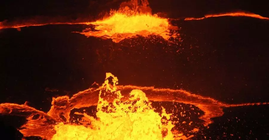 La naskiĝo de la oceano La genezo de la oceano naskiĝas en platotektoniko. Formado komenciĝas per la procezo de fendado en la tera krusto, kiu okazas kiel rezulto de mantela konvekcio. Dum kelkaj milionoj da jaroj, geologoj atendas, ke Ruĝa Maro trarompos la krestojn ĉirkaŭ la baseno. Dum 10 milionoj da jaroj, la tuta orient-afrika rifto devas esti tute plenigita per akvo, formante novan maron.