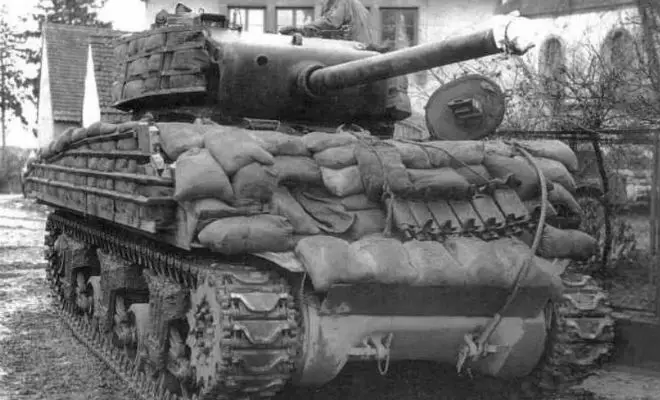 Mahimo ba nga mapanalipdan ang mga sandbags sa usa ka tanke: pagpamusil sa T-34