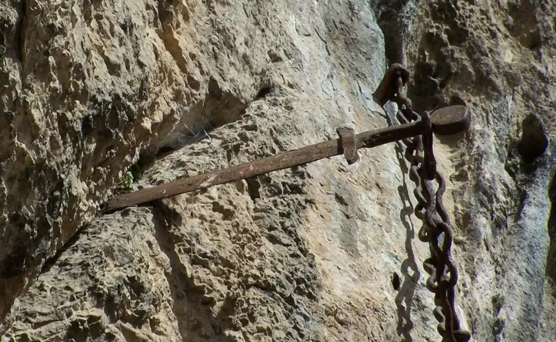 Durendal Li gorî efsaneyê, Durendal xwediyê Rolandê navdar, paladê Charlemagne bû. Piştî mirina siwarê mêrxas, şûr li dîwarê abiyê, ku li wir tê dîtin, asê bû. Rast e, guhertoyek din jî heye, ku li gorî wê Hektor dema ku hîn di bin Troyayê de bû Durendal bi dest xwe xist.