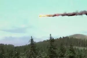 Hiji wani sareng kaméra angkat ka taiga caket ragrag meteorit Tunguska