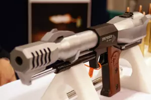 Pistol paling kuat di dunia: mereka menusuk dan juga senapan