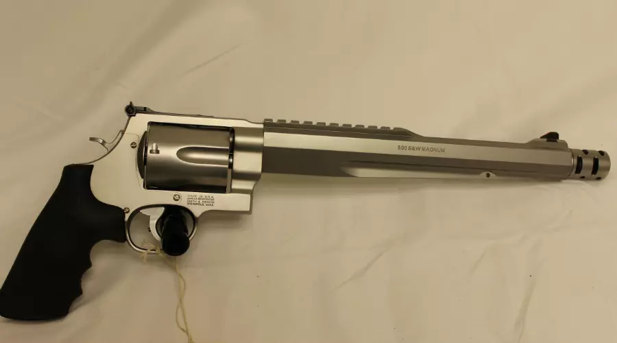 Smith en Wesson Magnum 500 Nog een cadeau voor nijlpaardenjagers. Smith en Wesson hebben speciaal voor deze revolver het speciale 500 SW Magnum element ontwikkeld. De trommel met vijf schoten, de mondingsrem en de forse loop zien er echt cool uit, en met een mondingsenergie van 4100 Joules kan een jager echt een hele kudde onoplettende beren overweldigen.