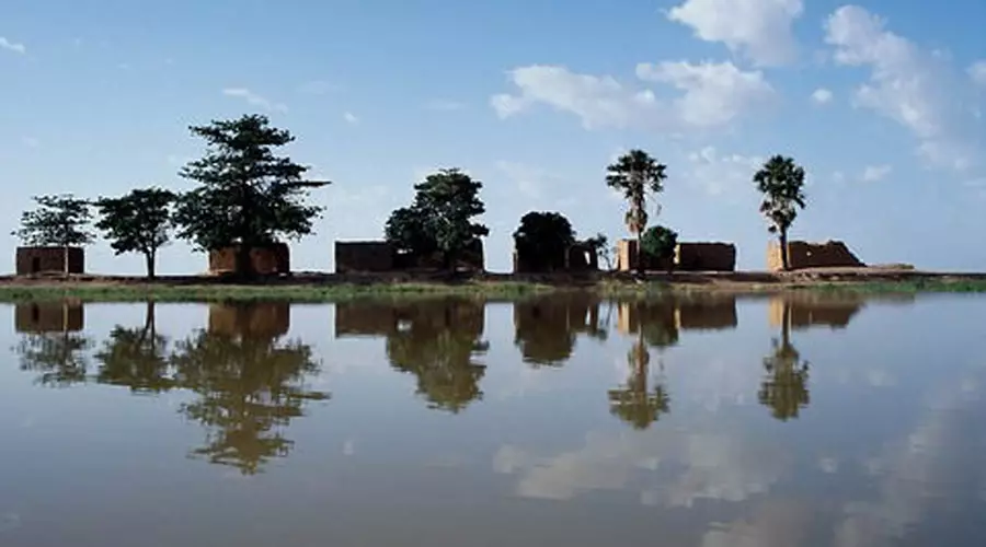 Niger Kur ky lum 4180 km i gjatë del nga brigjet e tij, gjithçka përreth vdes. Qytetet po largohen dhe toka bujqësore po kthehet në këneta të vdekura. Miliona afrikanë kanë vdekur nga uria që nga përmbytja e Nigerit në vitin 2010.