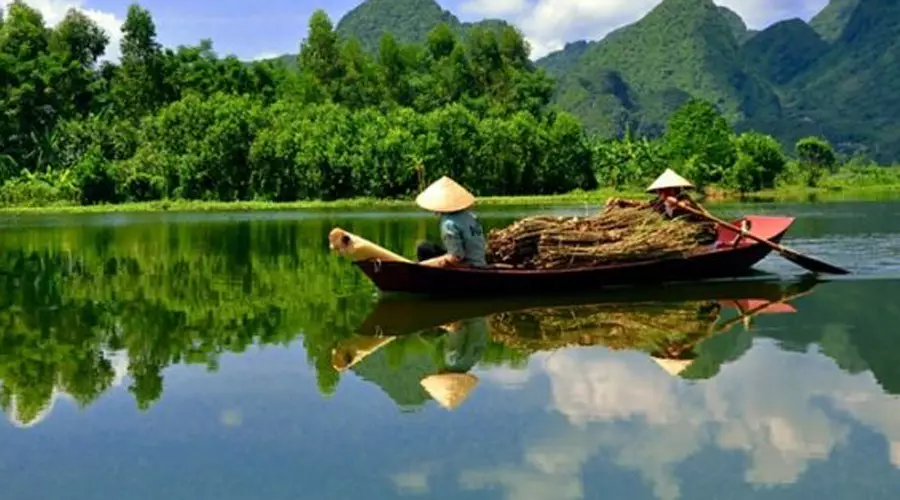 Mekong Mekongun uzunluğu 4350 kilometrdir. Bu çay Çin, Laos, Kamboca, Vyetnam, Birma və Taylanddan axır. Bütün uzunluğu boyunca təhlükəli Siam timsahları kiçik dərələrə eniş tapdılar. Mekong çox tez -tez daşqınlara uğrayır: sonuncu dəfə 2000 -ci ildə baş vermiş və 130 nəfərin həyatına son qoymuşdur.