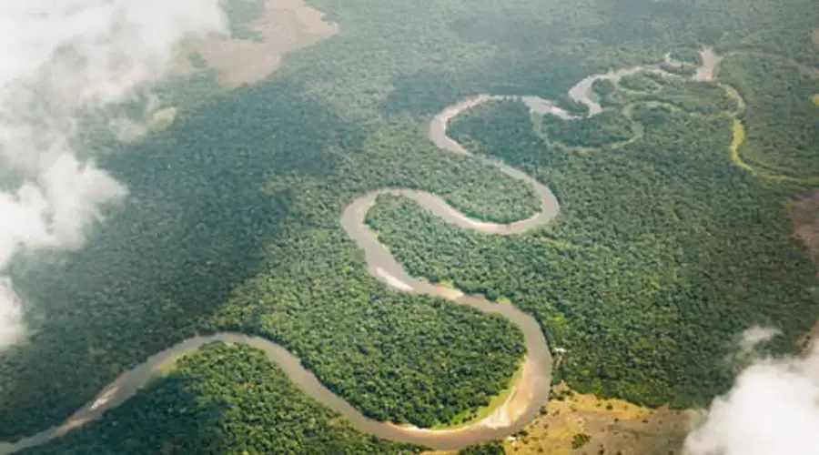 Kongo Alam mo ba kung ano ang tawag sa mga lokal na tribo na Congo? Pusong dilim, ganyan. Ito ay halos imposibleng mag-navigate dahil sa ligaw na kasalukuyang at hindi kapani-paniwalang lalim para sa isang ilog, na umaabot sa 220 metro sa ilang mga lugar.