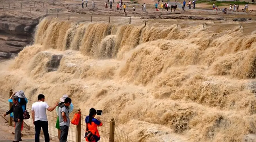 Huang He Walungan pangpanjangna katilu di Asia, anu ogé ngagaduhan reputasi salaku salah sahiji walungan anu paling bahaya sareng merusak di dunya. Naon anu kuring tiasa nyarios, sabab nami anu sanés kanggo Huang He nyaéta Walungan Duka! Salami 10 taun ka pengker, walungan parantos robih jalanna 26 kali, ngabalukarkeun 1.500 banjir anu tiwas sababaraha juta jalma.