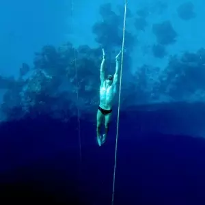 Kami menahan napas untuk waktu yang lama: 5 menit atau lebih menggunakan teknik freediver